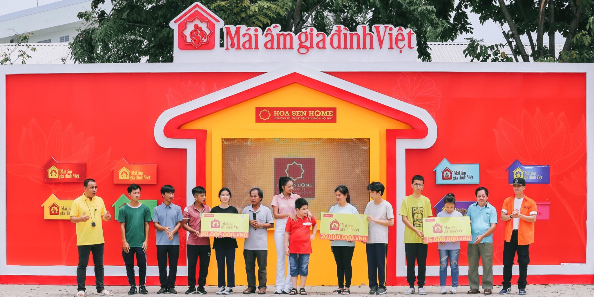 Có những người dành cả thanh xuân vì Tổ quốc, dành cả đời cho gia đình ...